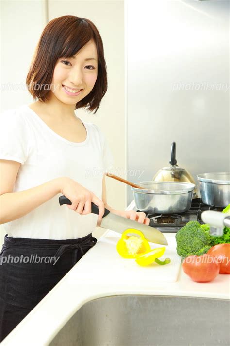 キッチンで料理をする女性 写真素材 [ 1255536 ] フォトライブラリー Photolibrary