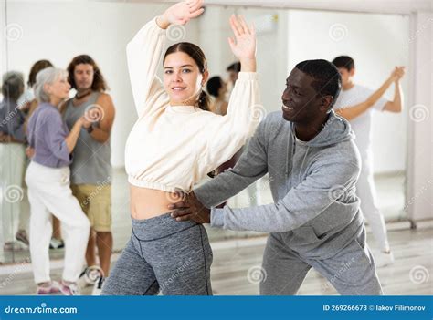 Pareja Adulta De Bailarinas Aprende Baile De Pareja Imagen De Archivo