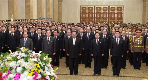 Corea Del Norte Kim Jong Un Visita El Mausoleo De Su Padre Y Abuelo