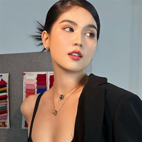 Ngọc Trinh Khoe ảnh Mới Với Nhan Sắc Quyến Rũ Nhưng Vòng 1 Mới Gây Chú