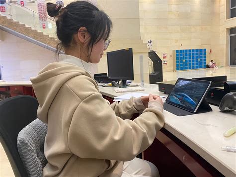 汲取榜样力量 践悟初心使命——旅游管理学院学生第二党支部组织观看《榜样7》