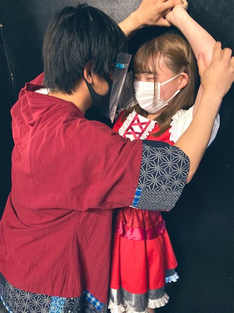 【画像】地下アイドルの特典会、いくら何でもエロすぎw