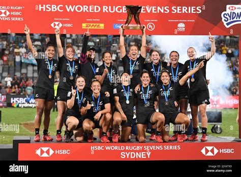 New Zealands Womens Rugby 7s Gold Medal Winners Celebrate After The
