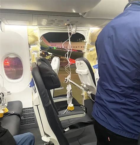 Breaking Boeing 737 Max 9 Makes Emergency Landing After Window Panel