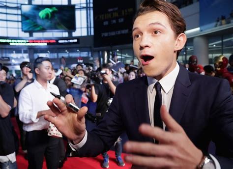 またもネタバレしそうになった『スパイダーマン』トム・ホランド、恋人ゼンデイヤが口をふさいで阻止｜シネマトゥデイ