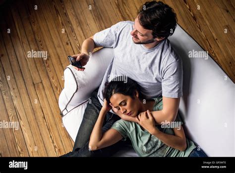 Sentado En El Regazo Pareja Fotografías E Imágenes De Alta Resolución