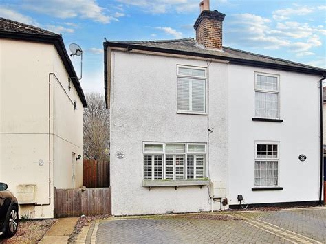 3 Bed Semi Detached House For Sale In Knaphill Woking Surrey Gu21 £