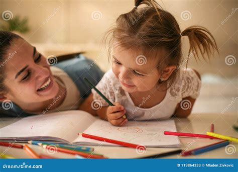 Madre Che Insegna A Sua Figlia Al Disegno Immagine Stock Immagine Di