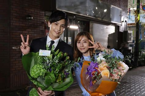 【写真 1 3枚】連続ドラマ「あなたがしてくれなくても」のクランクアップを迎えた岩田剛典さん（左）と田中みな実さん （c）フジテレビ