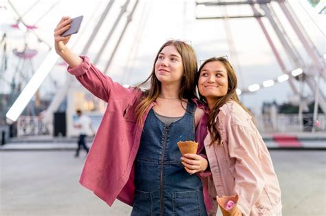 Mujeres Tomando Selfie Juntos Foto Gratis