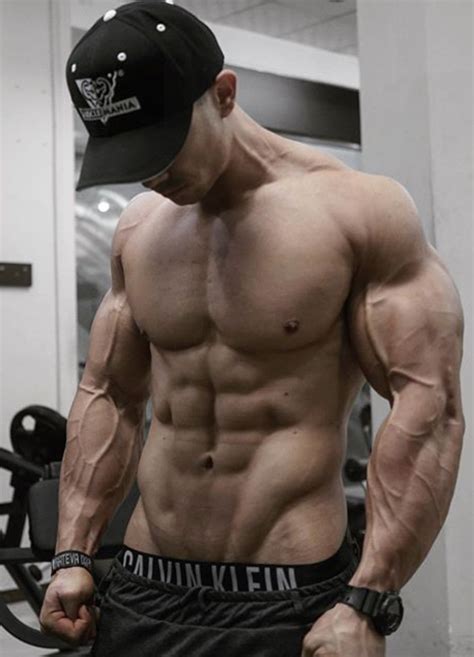 Pin By Markus Maximus On Body Gym Gym Guys Body Builder Muscle Men