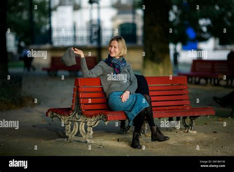 Vieille Dame Assise Sur Un Banc Banque De Photographies Et Dimages à