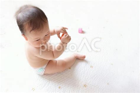 座って玩具で遊ぶ赤ちゃん No 3835022｜写真素材なら「写真ac」無料（フリー）ダウンロードok