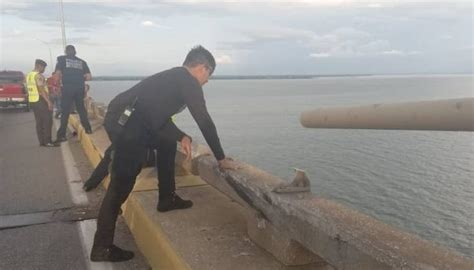 Zulia Un Carro Cae Del Puente Sobre El Lago De Maracaibo