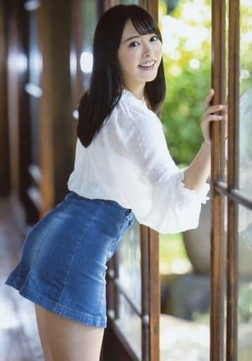 駿河屋 【アダルト】 小倉由菜 膝上・衣装白青・右手上げ・右手扉・体右向き Dvd「みるみるヌキテクが上達していく成長期の従妹 いとこ に3