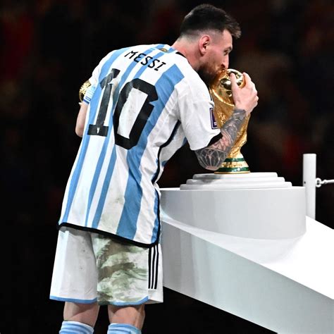 Messi Kiss Wallpapers Top Free Messi Kiss Backgrounds Wallpaperaccess