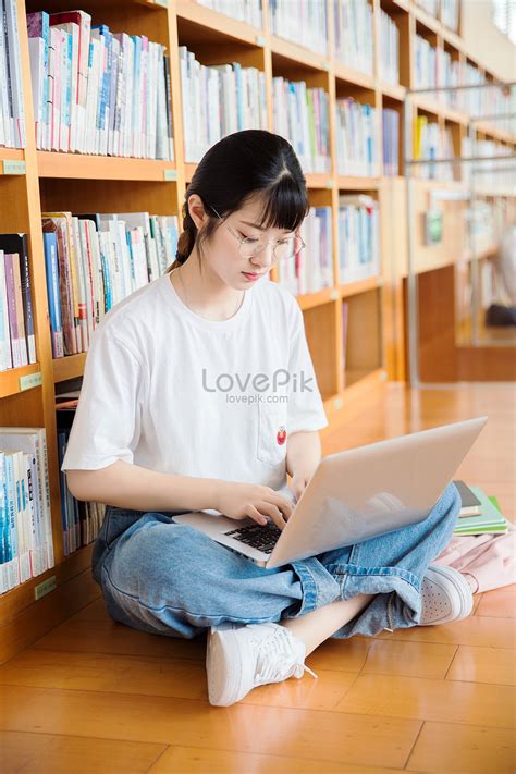 Lovepik صورة  501035673 Id صورة فوتوغرافية بحث صور فتاة تقرأ
