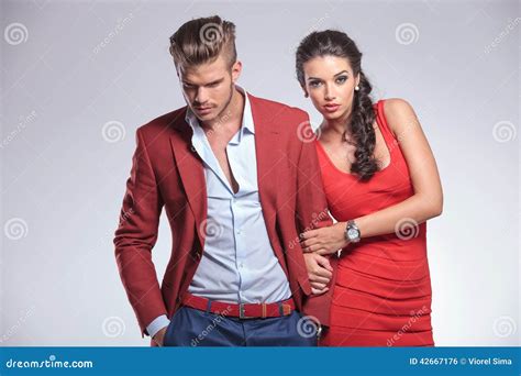 Femme Sexy Tenant Son Homme Par Le Bras Photo Stock Image Du Dater