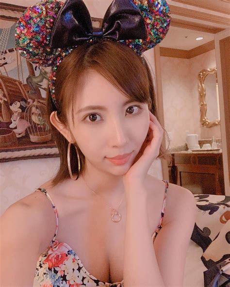 菊池瑠々さんのインスタグラム写真 菊池瑠々instagram 「また早くディズニー行きたい🥰 涼しくなったら 次は香港