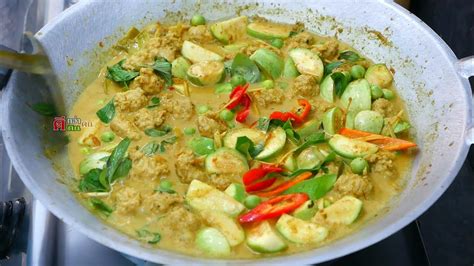 แกงเขียวหวานหมูเด้ง แกงให้เข้มข้น ถึงเครื่องถึงรสชาติ อีกหนึ่งความอร่อย