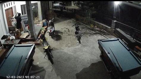 Polisi Buru Pelaku Pencurian Bra Yang Viral Di Ponorogo Rekaman Cctv