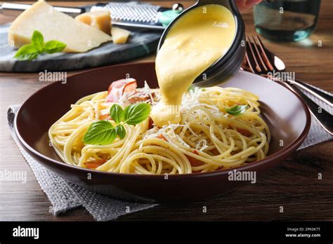 Verser La Sauce Sur Les Spaghettis Banque De Photographies Et Dimages