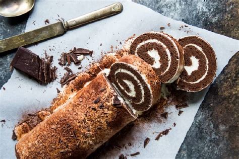 2 روش طرز تهیه رولت خامه‌ای شکلاتی و ساده به سبک قنادی مجله کوروش