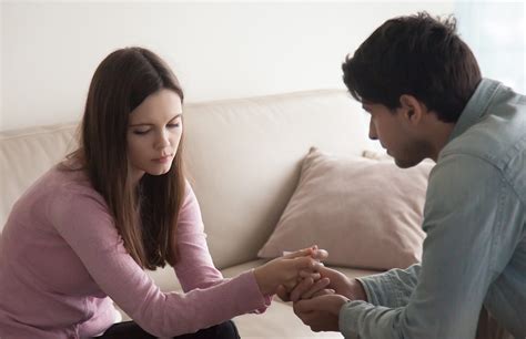 هل يجوز تقبيل الزوجة في رمضان