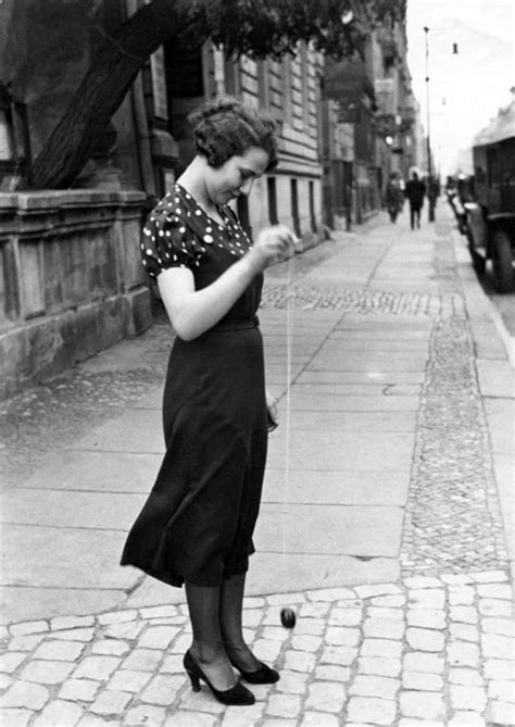Girl Playing Yo Yo Berlin 1920 Belle Epoque Old Pictures Old Photos