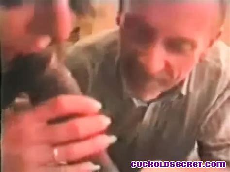 La Femminuccia Cornuta Sega Guardando La Moglie Che Succhia E Scopa Un