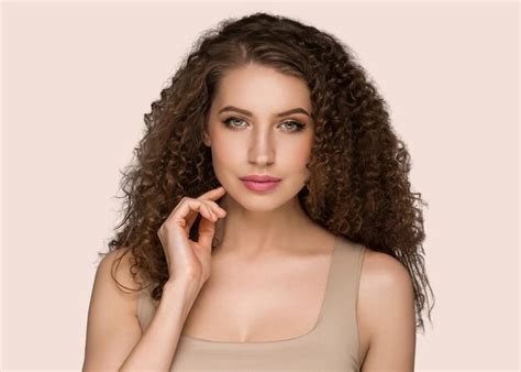 Jovem De Cabelo Moreno Longo Encaracolado Tocando O Retrato Feminino Da