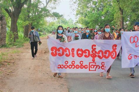 Khit Thit Media ပုသိမ် မုံရွာ လမ်းမကြီးပေါ်တွင် ရဲဘော်