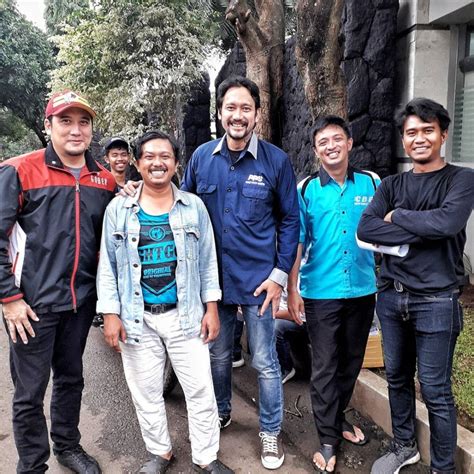 9 Potret Kenangan Tisna Bersama Kru Dan Pemain Tukang Ojek Pengkolan
