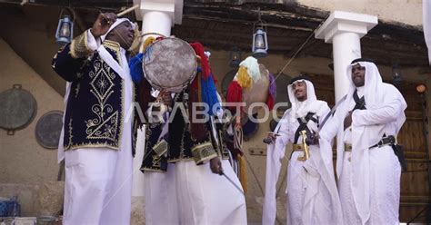 ارتداء أزياء العرضه النجدية الشعبية، مجموعة من الرجال العرب الخليجيين