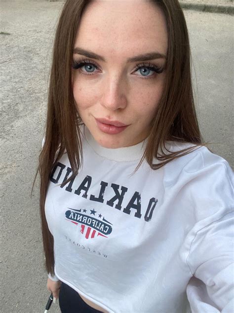 Would You Date A Blue Eyed Girl With Freckles Sexy