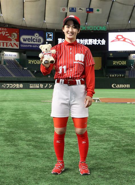 清水希容が空手着脱ぎユニ姿「気持ち込め」ベンチ最前列でミキハウス応援 アマ野球写真ニュース 日刊スポーツ
