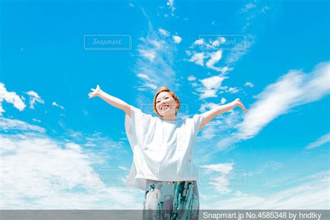 両手を広げて幸せを感じる女性の写真・画像素材[4585348] Snapmart（スナップマート）