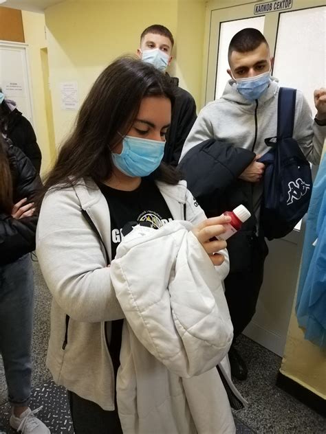 ПЪРВИТЕ УЧЕНИЦИ ПОСЕТИЛИ КЛИНИЧНАТА ЛАБОРАТОРИЯ на МБЛА“Свети