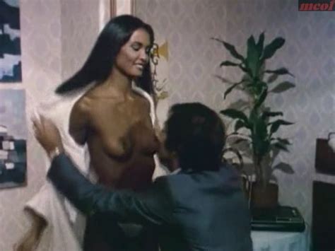 Laura Gemser Nuda ~30 Anni In Messo Comunale Praticamente Spione