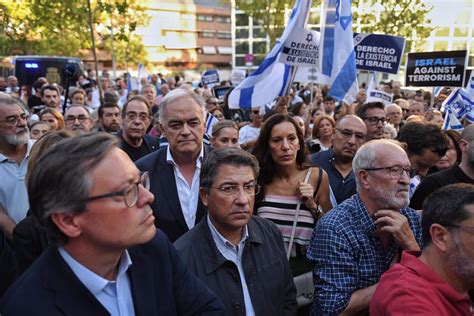Cientos De Personas Se Concentran Frente A La Embajada De Israel En