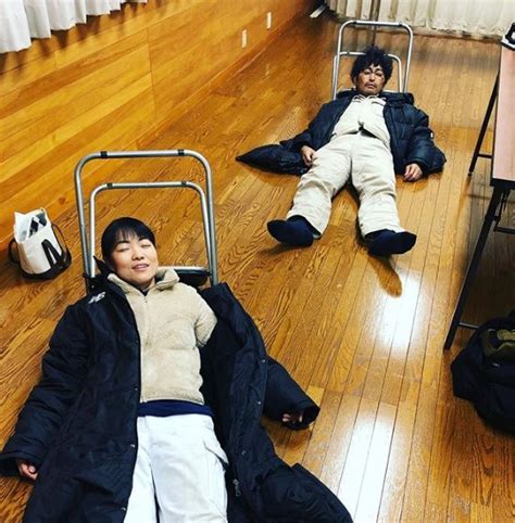 【エンタがビタミン♪】イモトアヤコ＆安田顕『下町ロケット』撮影現場で“パイプ椅子マッサージ”に「なんか痛そう」の声 Techinsight