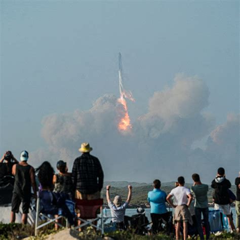 Spacexs Massive Rocket Starship Explodes Minutes After