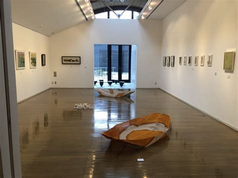 「第35回 思可牟展」会場風景＝結成35周年 香川の美術グループ「思可牟」、今年もグループ展開催 高松経済新聞