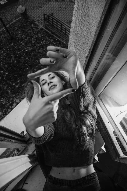 Portrait Noir Et Blanc Créatif Dune Fille Gracieuse Avec Un Visage