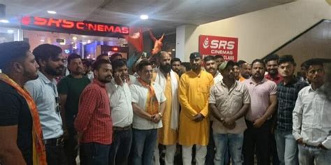 काशीपुर ”द केरल स्टोरी “देखने उमड़ी भीड़ भाजपा नेता दीपक बाली के