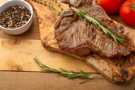 Steak Daging Sapi Marmer Di Papan Dengan Lada Rosemary Rempahrempah Dan