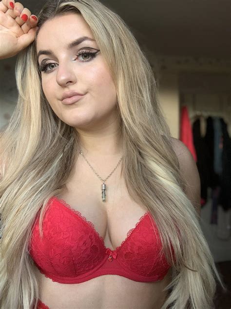 Uk Goddess 🖤 Scrolller