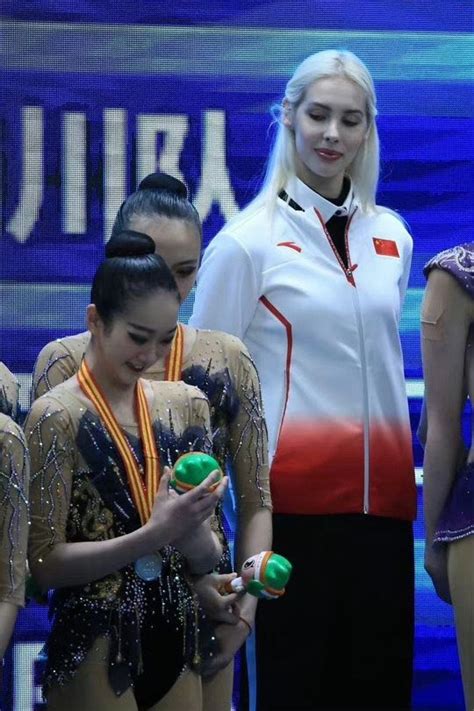 俄美女外教助力中国艺术体操夺金，实力颜值双在线 阿纳斯塔西娅 新浪财经 新浪网