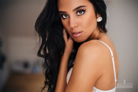 Women Brunette Face Smoky Eyes Tanned Brown Eyes White Bra Black