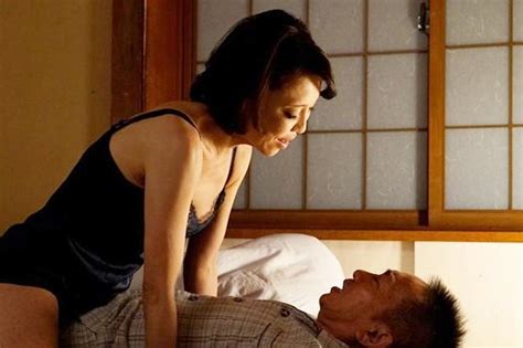 谷崎鈴 巨乳熟女が中出しセックス！夫の上に跨って勃起した肉棒を膣内に挿入する淫欲細身熟母 無料av動画